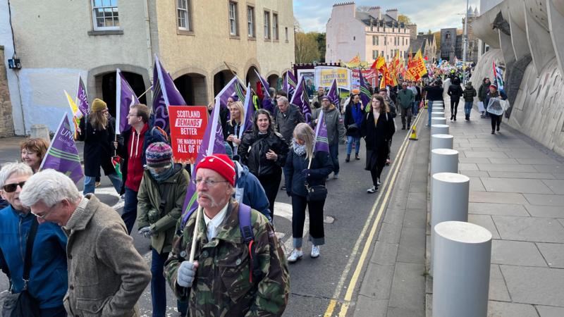 Thousands march in Edinburgh calling for action to end poverty - BBC News