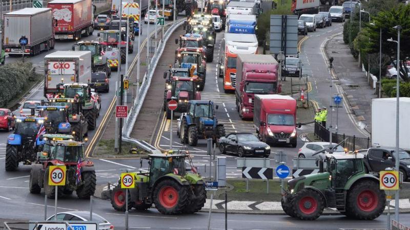 Kent farmers' tractor protest against inheritance tax - BBC News