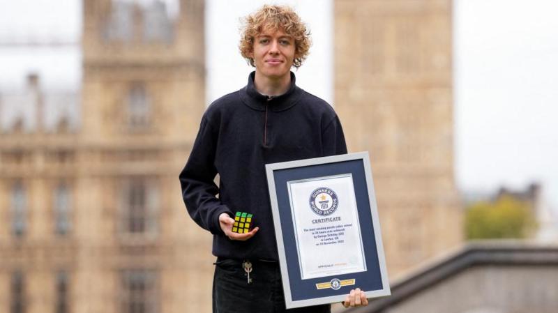 Flexible teen and speed-cubing champion claim world records - BBC News