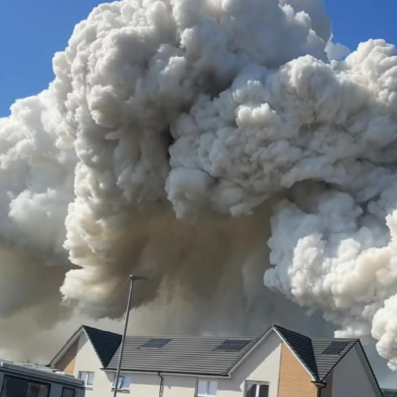 Residents' terror over huge fire at battery plant in Kilwinning - BBC News