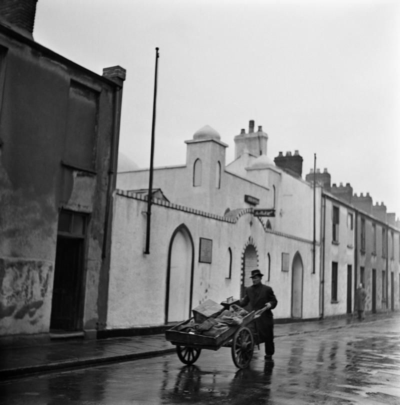 Tiger Bay: Exhibition shows memories of bygone Cardiff community - BBC News
