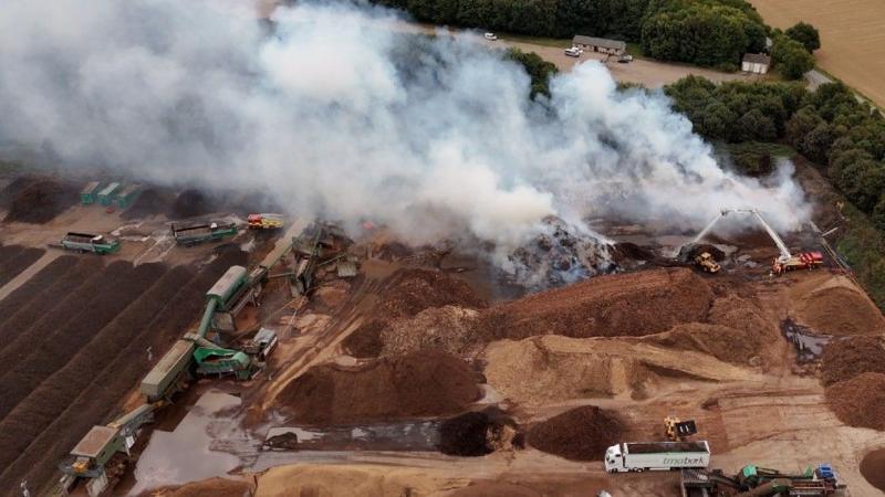 Crews still fighting 400,000-tonne bark chip fire near Norwich - BBC News
