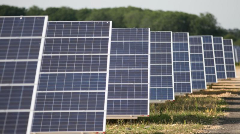 Meeting hears views on the Droves solar farm plans - BBC News