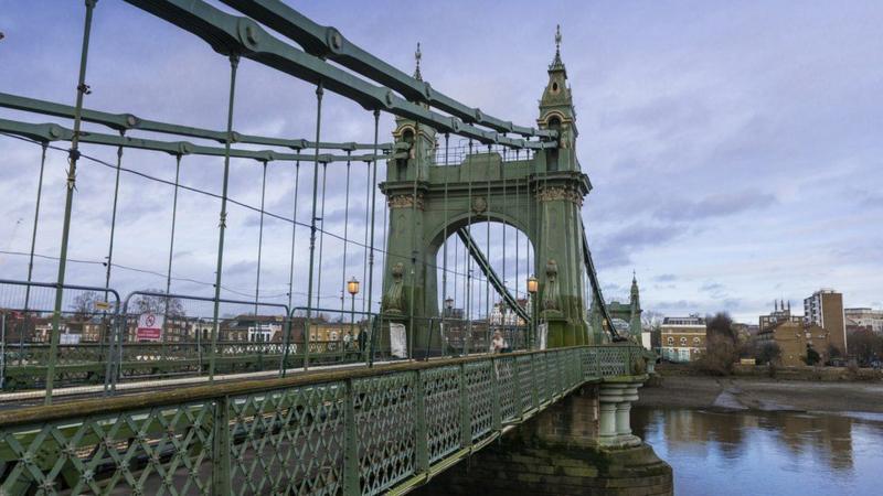 The struggles over fixing London's broken bridges - BBC News