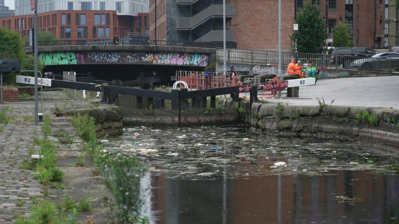 Manchester: Narrowboat homes 'at risk' from low water levels - BBC News