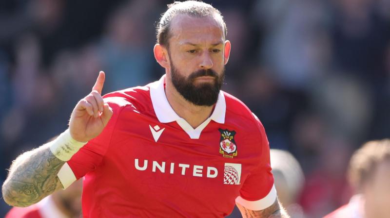 Wrexham beat 10-man Burton Albion 3-0 to boost promotion bid - BBC Sport