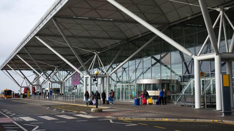 London Stansted Airport drop-off: How do taxis feel about cost? - BBC News