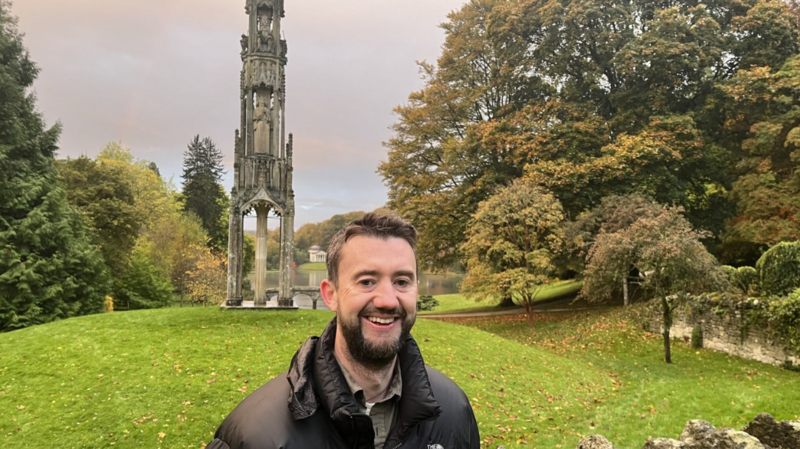 Stourhead Estate gardens in full swing this autumn - BBC News