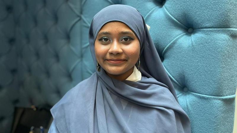 Tories would swap 'rip-off' degrees for apprenticeships - BBC News