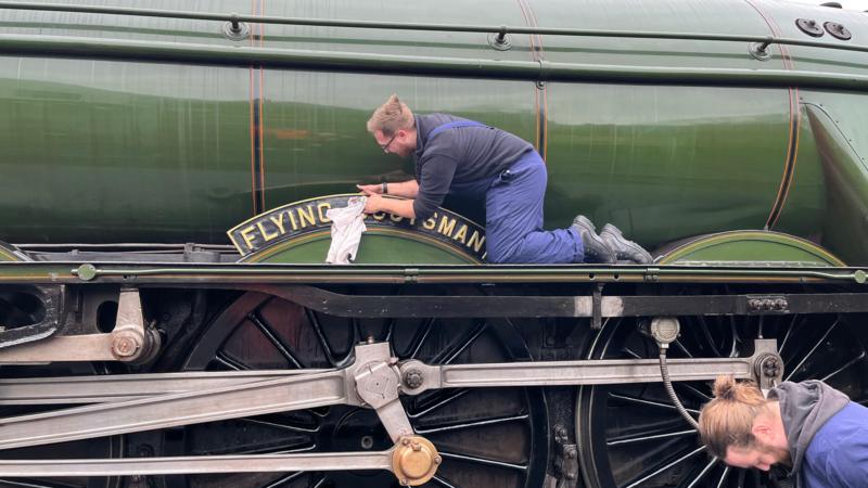 Flying Scotsman arrives at Peterborough's Nene Valley Railway - BBC News