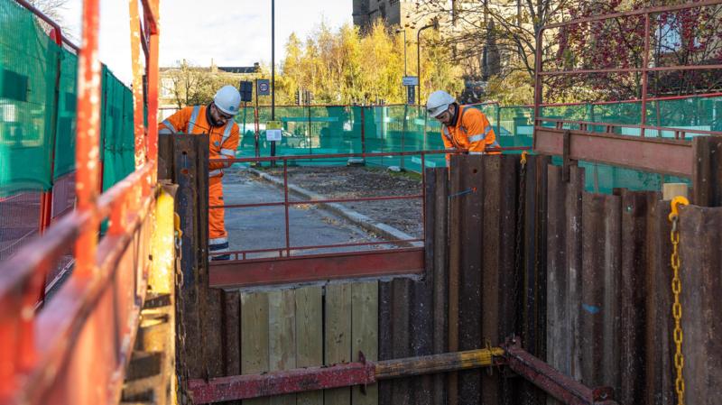 Thames Water to replace 70 miles of leaky Victorian pipes - BBC News