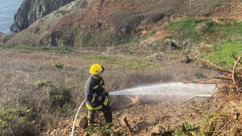 Sark crews tackle 'very tricky' cliff fire - BBC News