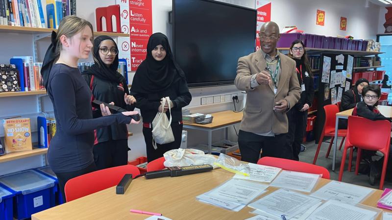 Luton MP welcomes police funding to tackle gang and knife crime - BBC News