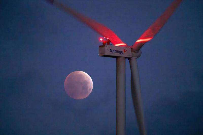 Lunar eclipse: Blood Moon pictured across UK before dawn - BBC News