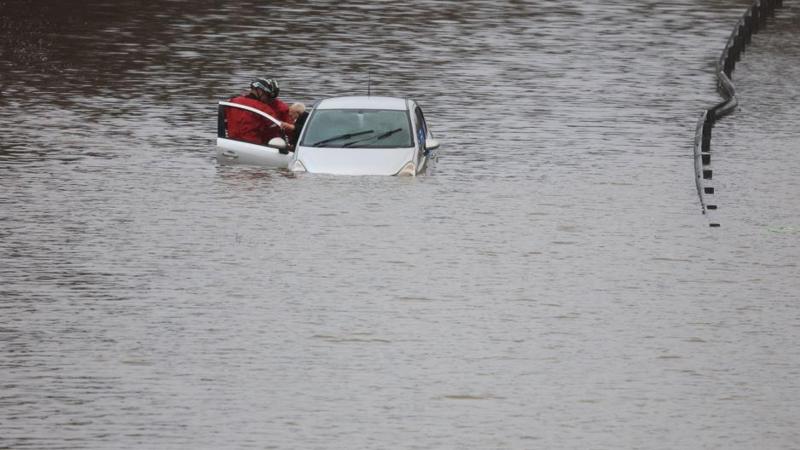 North West flooding: Warnings remain as clean-up starts - BBC News