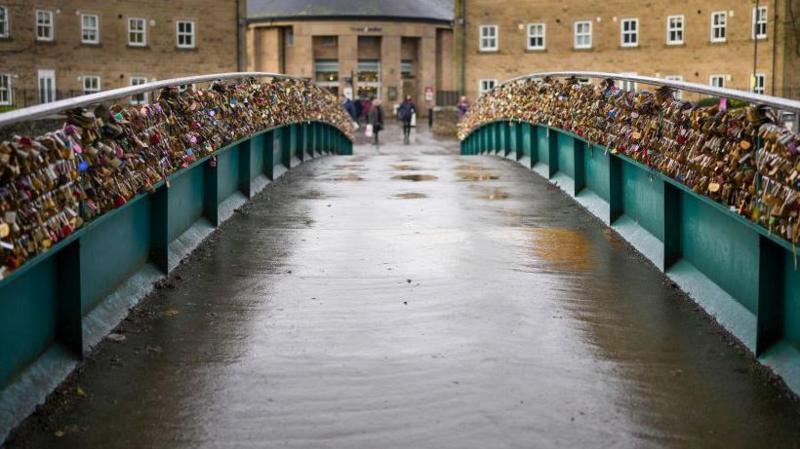Bakewell love lock bridge: Padlocks to be removed forever - BBC News