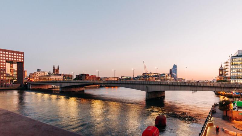 Twenty of London's most famous bridges, from Tower to Twickenham - BBC News