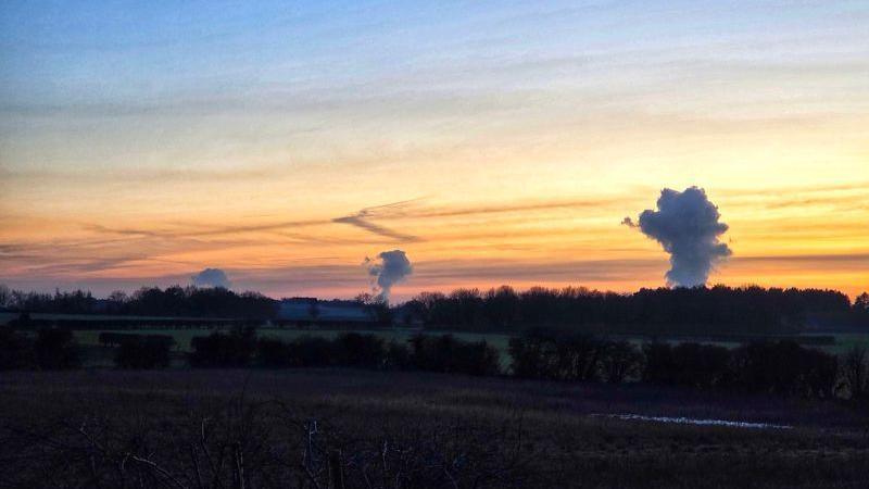 Striking cloud plumes amid calm, cold weather - BBC News