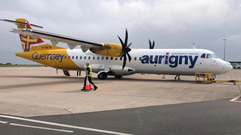 Aurigny asked to prioritise London Gatwick route - BBC News