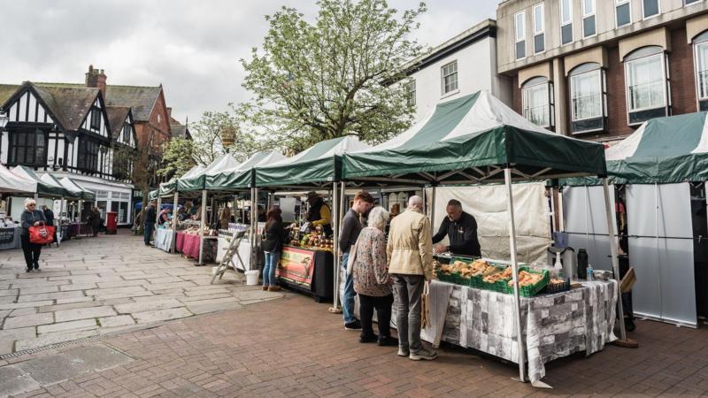 Redditch outdoor market returns for first time since 2020 - BBC News
