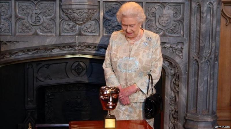 In Pictures: Queen receives Bafta - BBC News