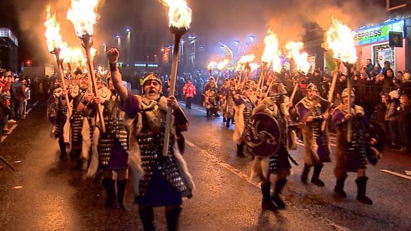 In pictures: Torchlight procession in Edinburgh - BBC News