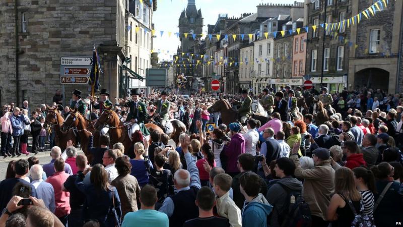 Hawick Common Riding celebrates 500-year landmark - BBC News