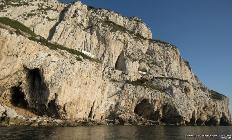 Neanderthal 'artwork' found in Gibraltar cave - BBC News
