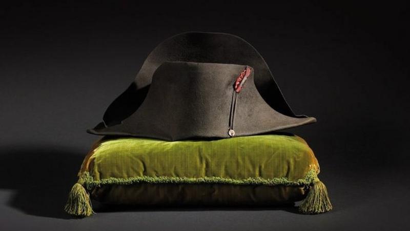 Napoleon Bonaparte’s hat sells for €1.9m at Paris auction - BBC News