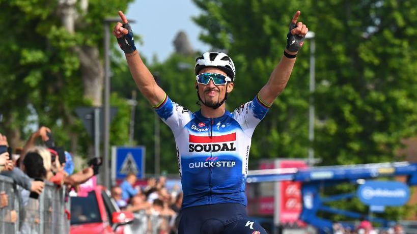 Giro d'Italia: Julian Alaphilippe rides clear to win stage 12 - BBC Sport
