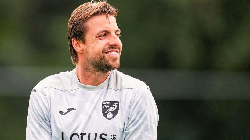 Luton Town sign Tim Krul - Rob Edwards reacts - BBC Sport