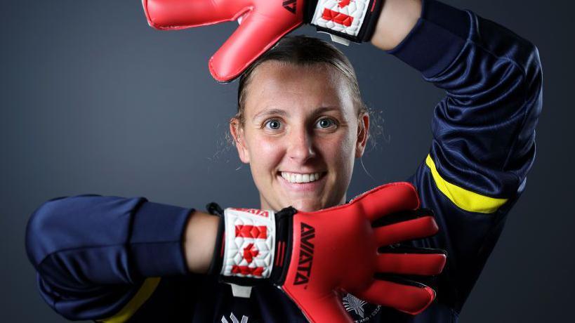 Rylee Foster: Everton sign goalkeeper on short-term contract - BBC Sport