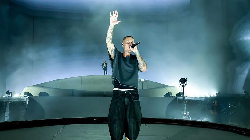 Justin Bieber headlines Coachella with nostalgia-fuelled set - BBC News