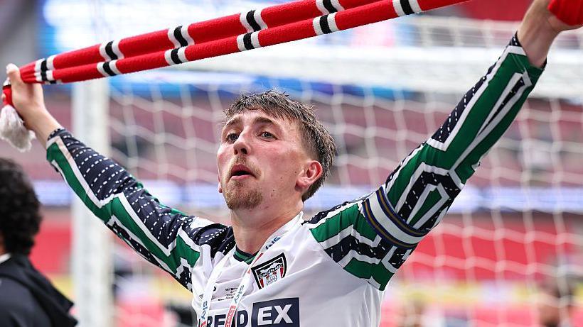 Sunderland news: Dan Neil leaves Black Cats for Ipswich Town - BBC Sport
