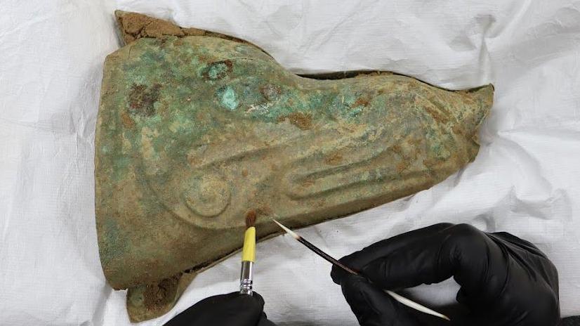 Thetford dig unearths Iron Age war trumpet and boar standard - BBC News