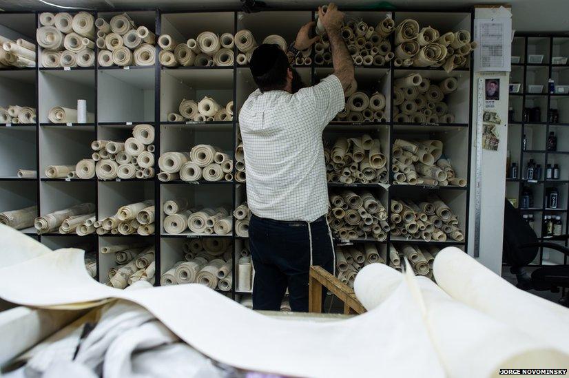 In pictures: Writing a Torah scroll - BBC News