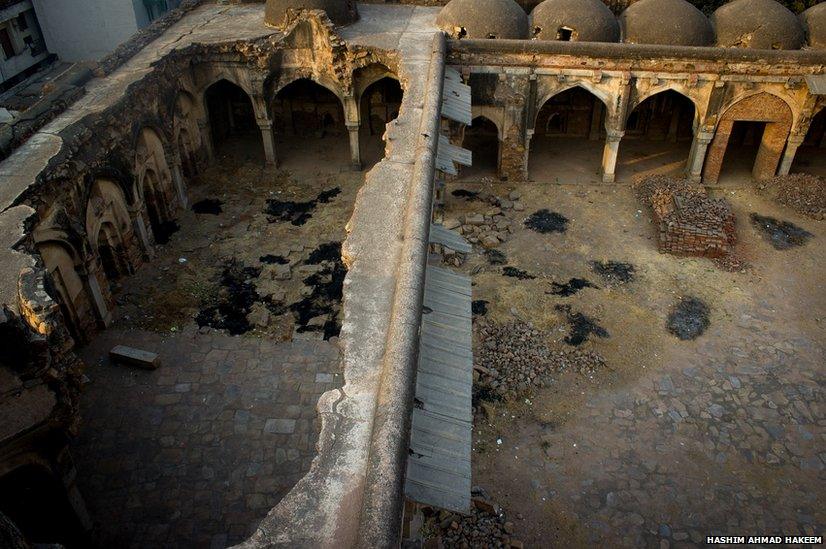 The forgotten mosques of Delhi - BBC News