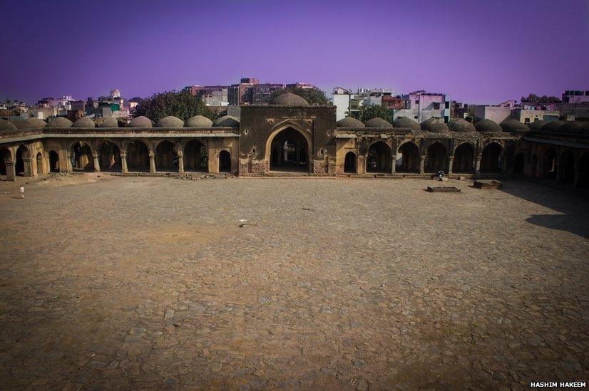 The forgotten mosques of Delhi - BBC News