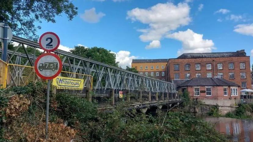 Darley Abbey traders say sudden bridge closure has hit them hard - BBC News