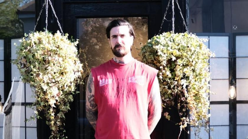 Braintree flag argument leads to bad reviews of tattoo parlour - BBC News