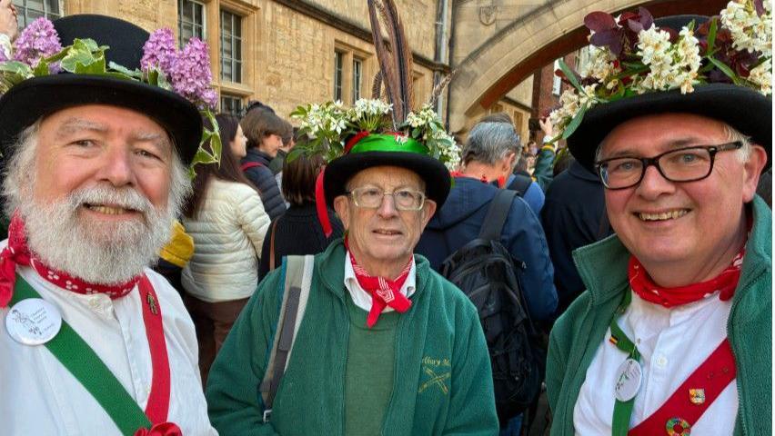 In pictures: Oxford's May Morning draws 18,500 - BBC News
