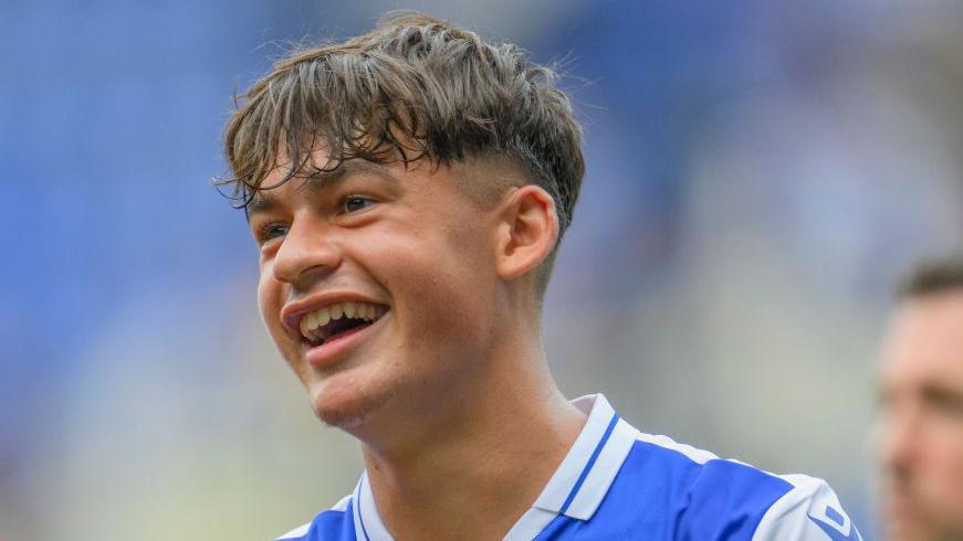 Brighton sign Caylan Vickers from League One Reading - BBC Sport