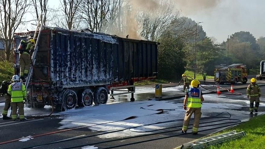 Fire engulfs lorry loaded with lithium batteries in Portsmouth - BBC News