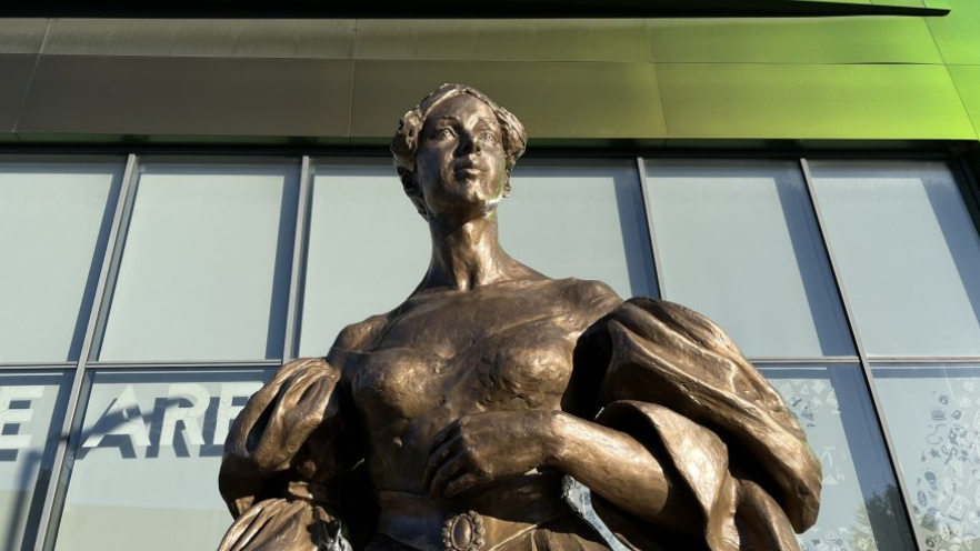 Statue of computing pioneer Ada Lovelace installed in Hinckley - BBC News
