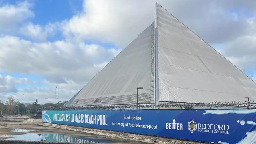 Bedford's Oasis pool leased for redevelopment to David Lloyd - BBC News
