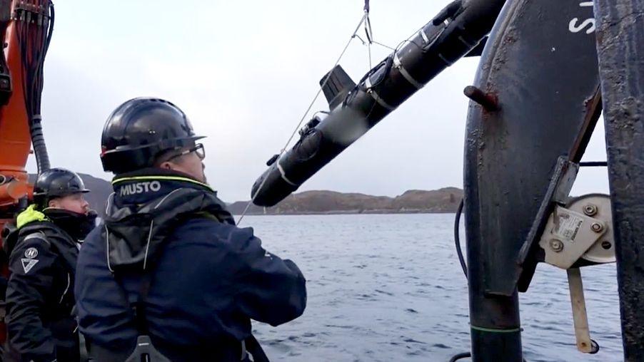 Royal Navy shadows Russian submarine through English Channel - BBC News