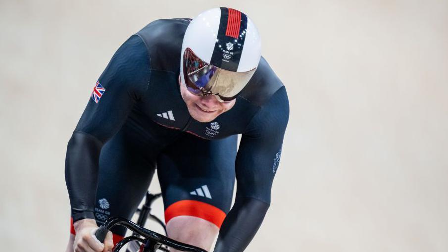 Olympics 2024: Jack Carlin through to sprint quarter-finals - BBC Sport
