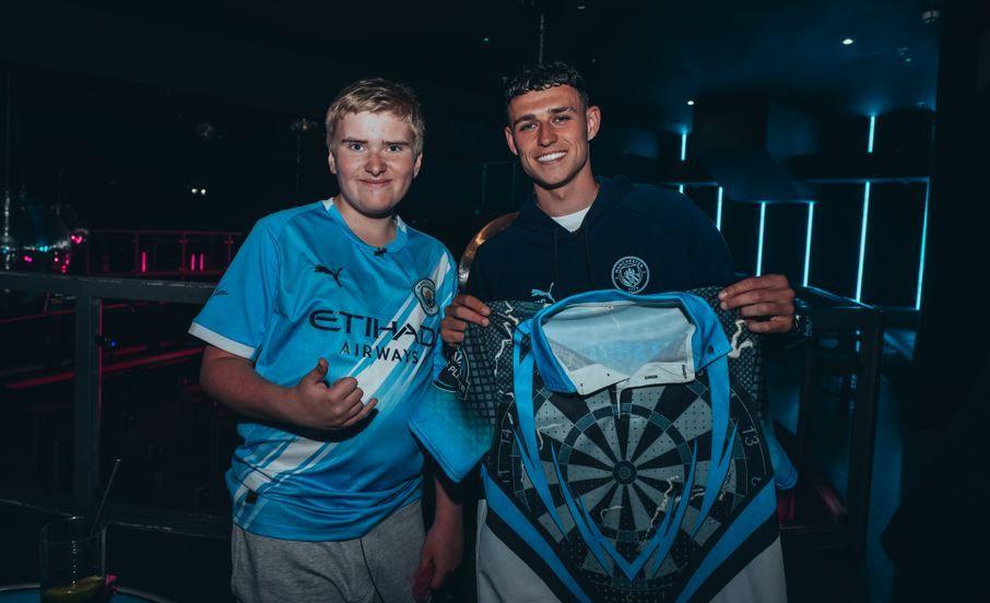 Man City players connect with fans before Club World Cup - BBC Sport