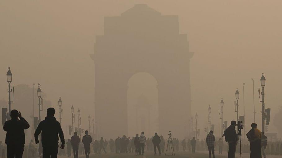 Delhi air pollution: Toxic haze covers the capital - BBC News