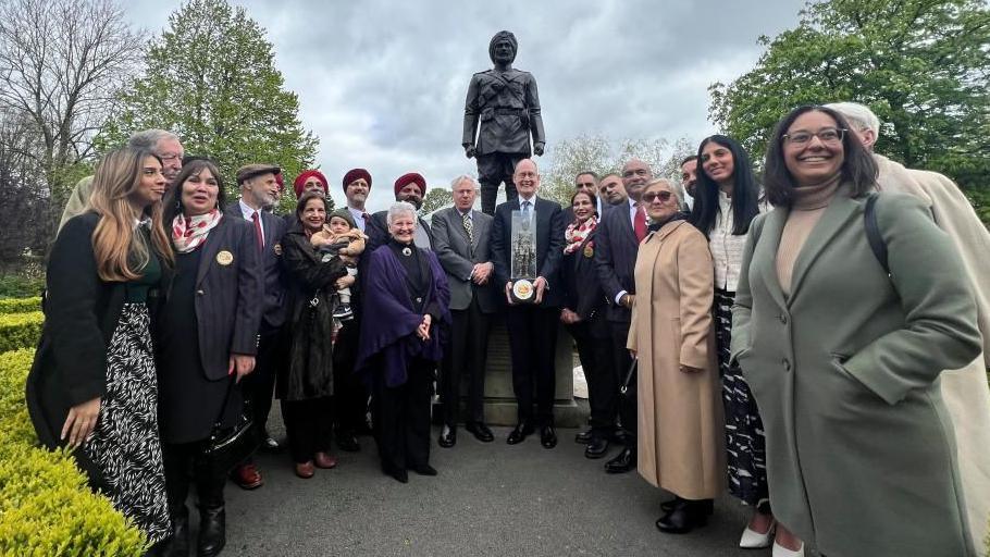 Duke of Gloucester visits Huddersfield Sikh soldier statue - BBC News
